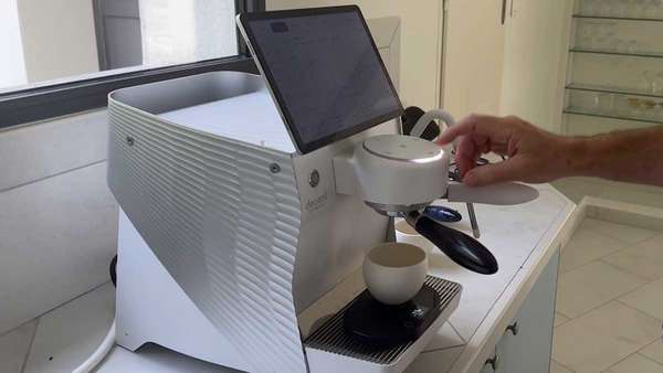 Bengle制作的第一杯浓缩咖啡